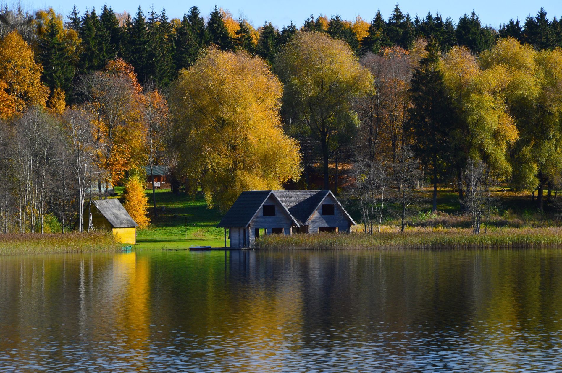 Rudeninių atspindžių magija,Bridvaišio ežeras Lietuva Tytuvėnai by ...