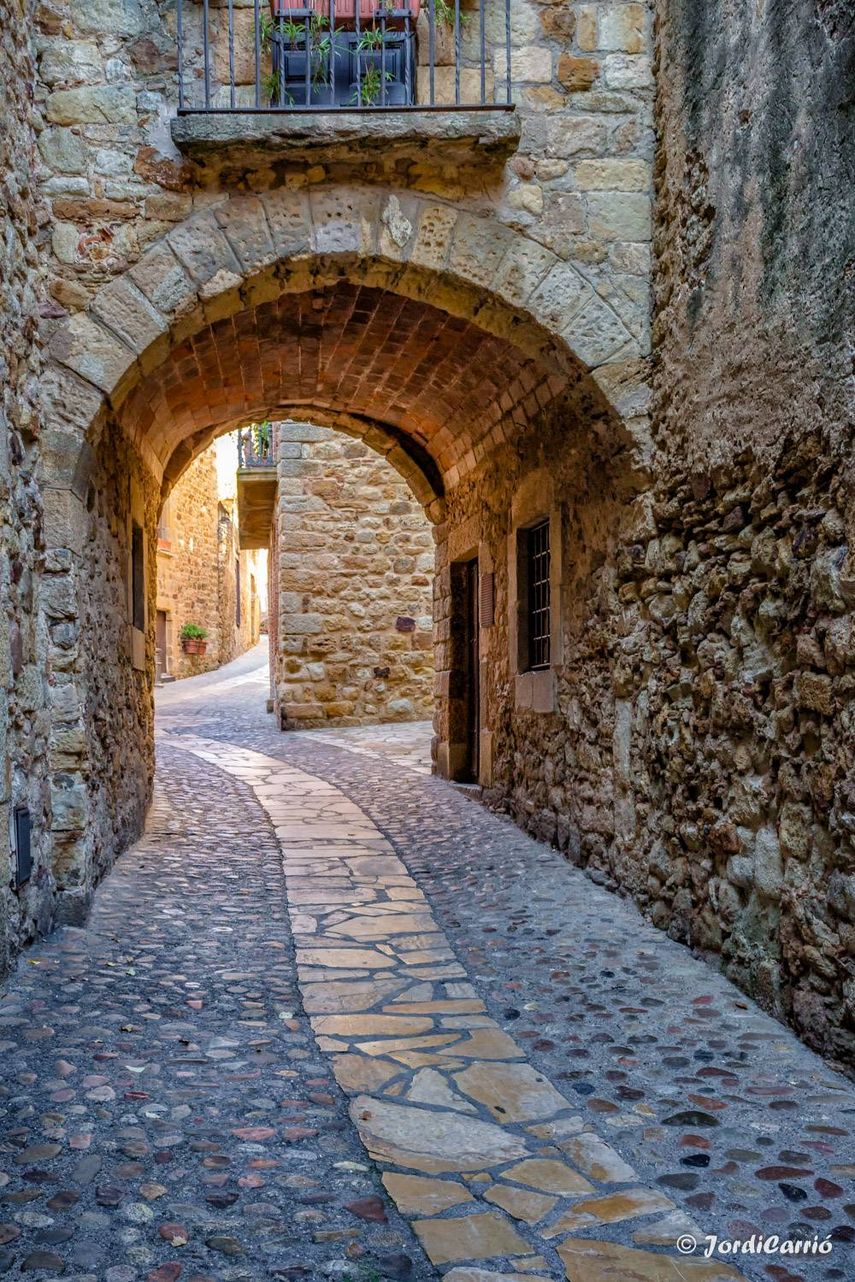 36 Superb Examples of How "Tunnel Vision" can Create Impact in Photography