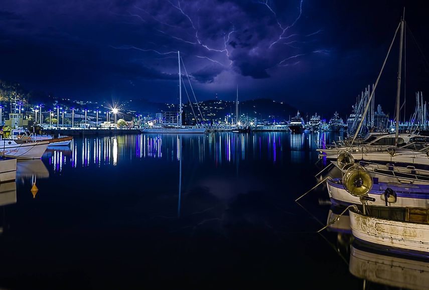 36 Gorgeous Examples of What "The Blue Hour" Can Do For A Photograph